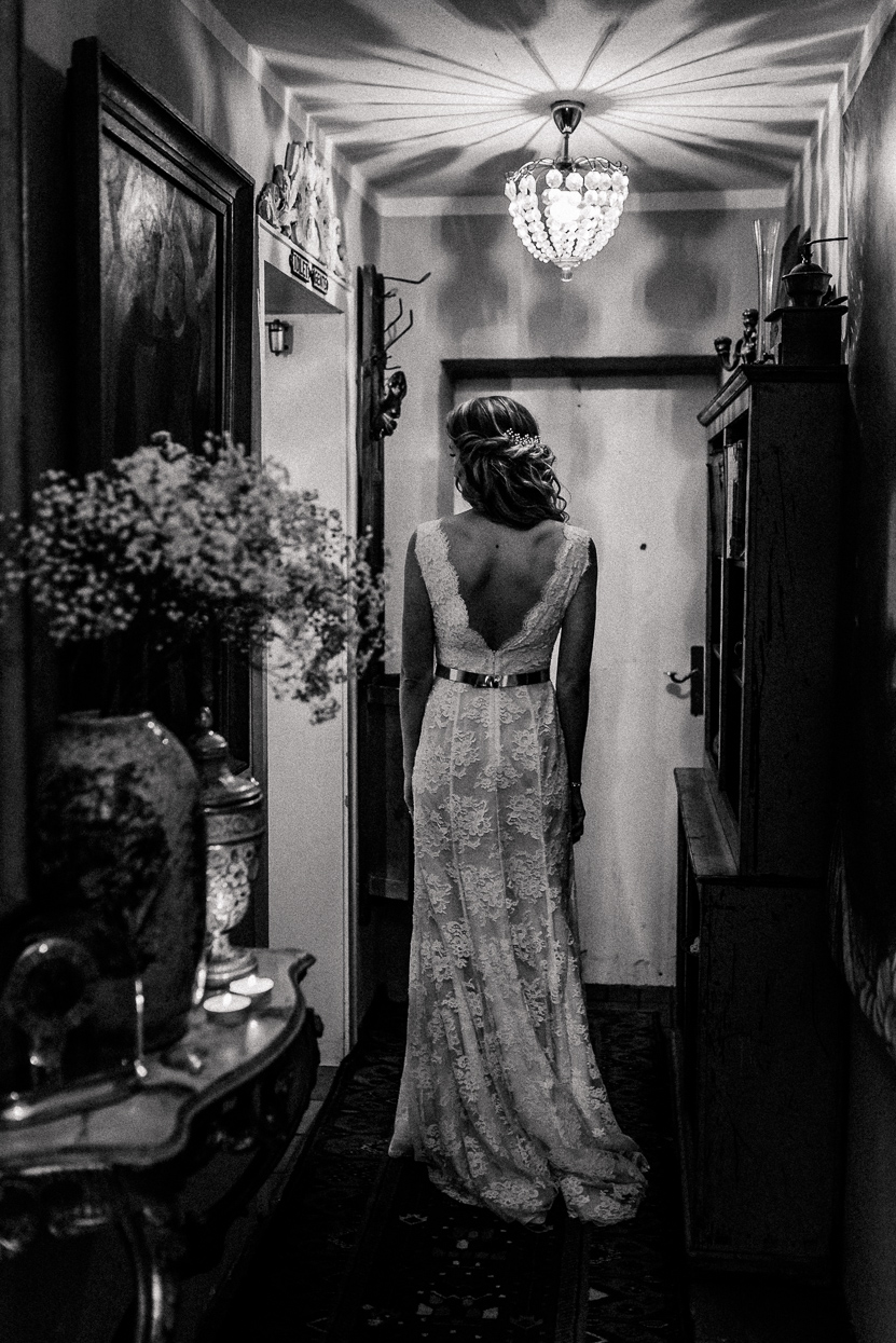 rückenfreies Brautkleid aus Spitze mit halboffenen Haaren | Monika ...