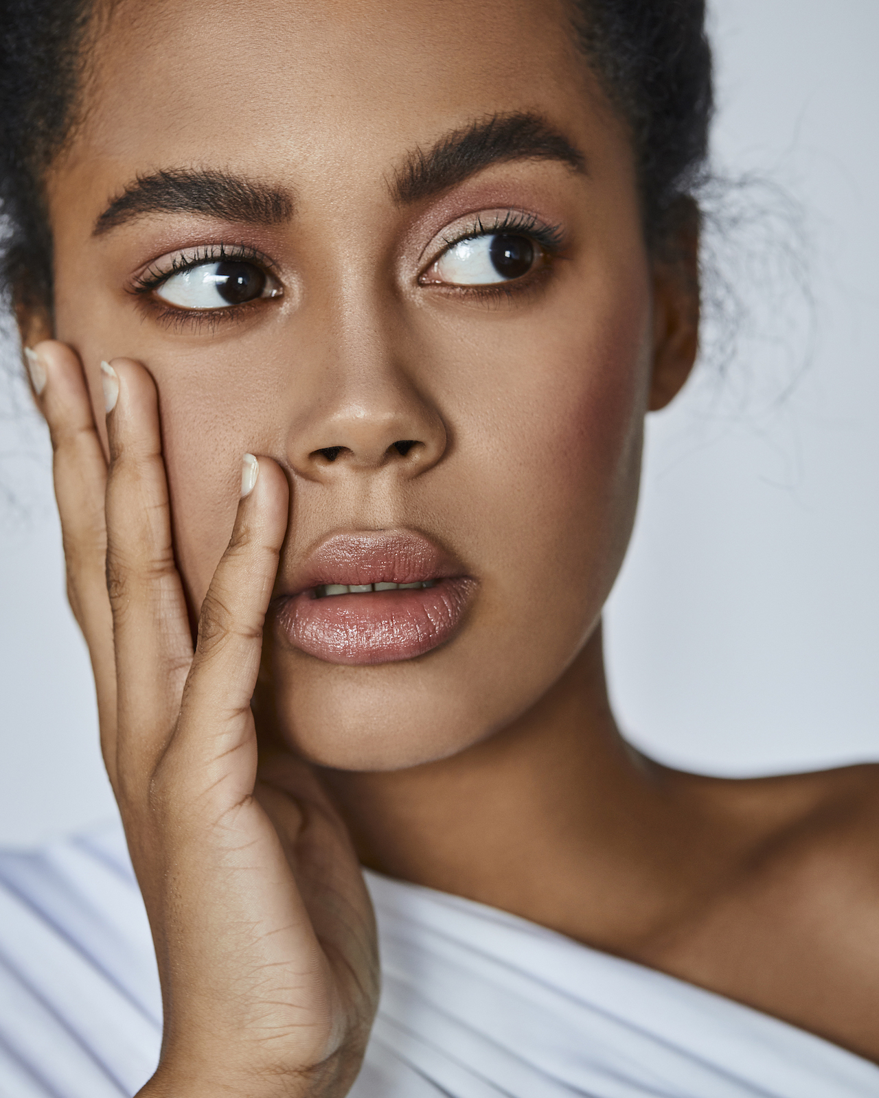 Beauty make-up im nude Look bei Model mit dunklem Teint